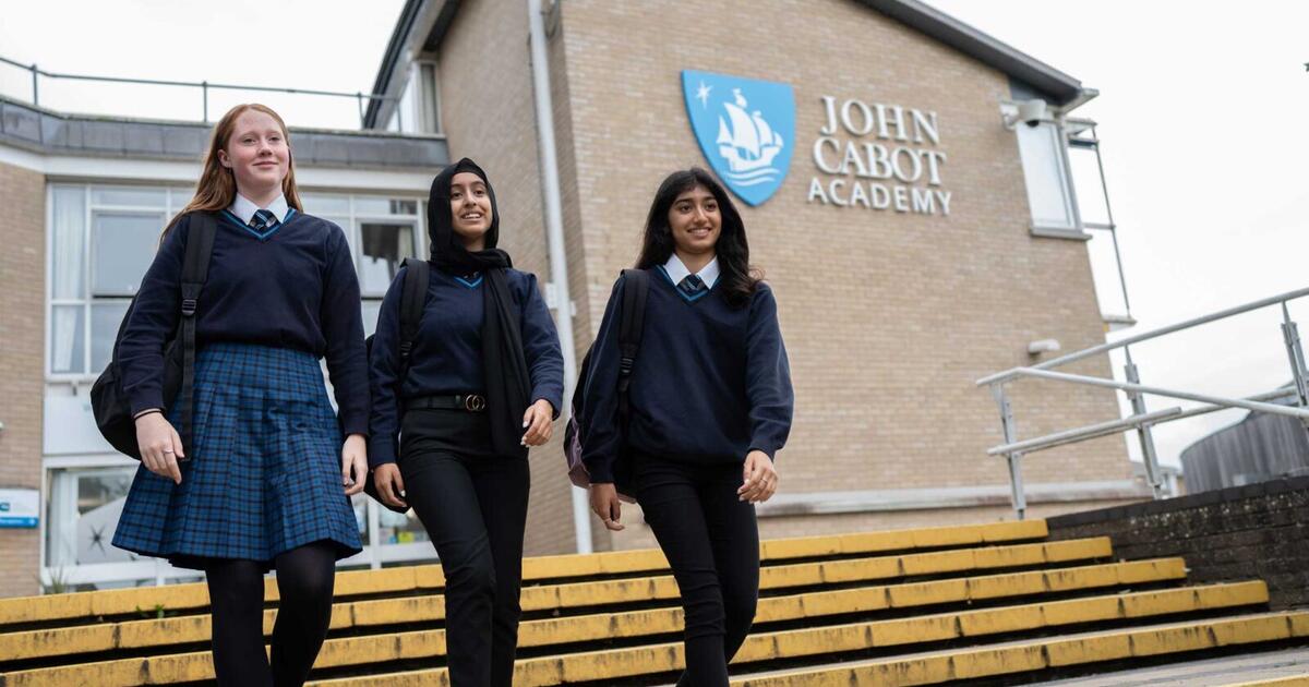 Презентація до теми "John Cabot Academy" з англійської мови ...